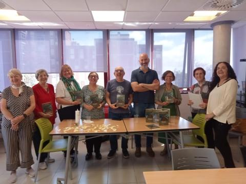 Visita del escritor José Luis Regojo al Centro de mayores Isidro ...